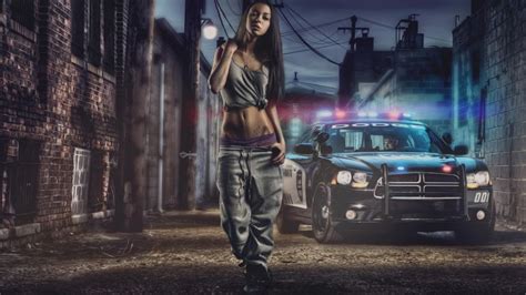 Обои на рабочий стол Девушка на фоне полицейской машины обои для рабочего стола скачать обои