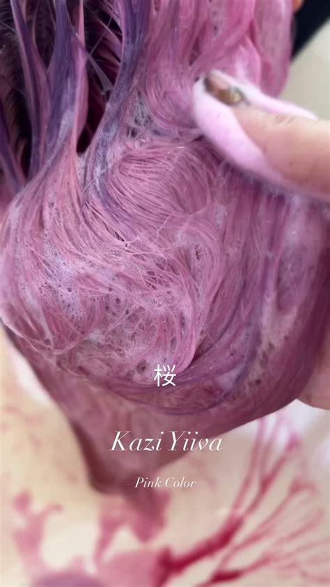 Pink Bubbles 都說紅色是 2023 年的主旋律，這個更閃亮的糖果粉紅，也是你的口味？卡滋 伊娃 作品。hair Kazi