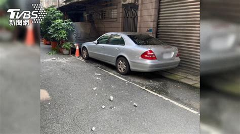 這不是雨滴！巴掌大磁磚塊從天降 砸中車│tvbs新聞網