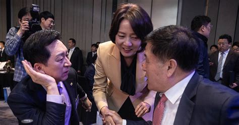 정무수석과 대화 나누는 김기현·이영