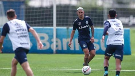 Jogador do Grêmio surpreende torcida show de habilidade no treino