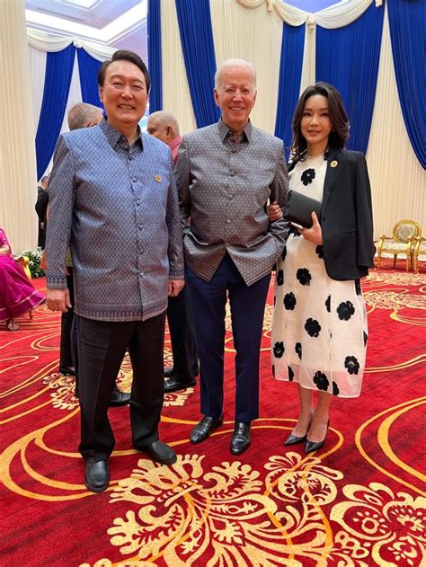 バイデン氏と腕組みをした金建希夫人、尹大統領はにっこりと笑ったガラ晩餐会現場を公開 Joongang Ilbo 中央日報