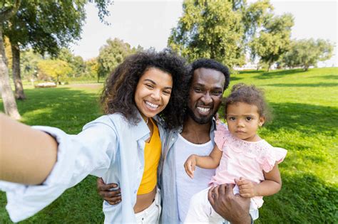 Schöne Glückliche Afrikanische Amerikanische Familie Die Sich Im Park