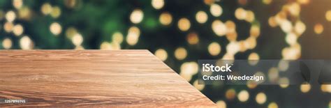 보케 빛 겨울 휴일 배경 제품의 표시를위한 배너를 모의 문자열 빛 배경추상 흐림 크리스마스 트리나무 테이블 상단 탁자에 대한 스톡 사진 및 기타 이미지 Istock