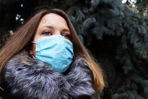 科维德流行病背景与戴面具的女人松树园的美图片 包图网企业站