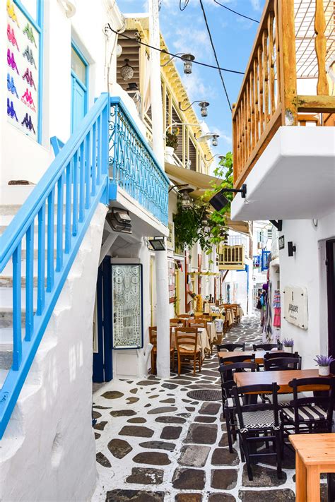 가로등 강가 거리 건물 건축 관광 그리스 그리스 섬 라이프스타일 레스토랑 마을 바다 바다 경치 발코니 보도 사각형 산 상점 섬 식사 식탁