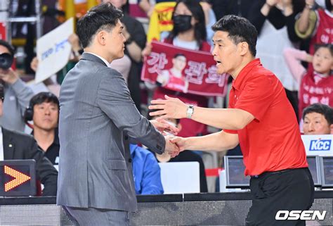 사진 조동현 감독 축하 받는 조상현 감독 Osen