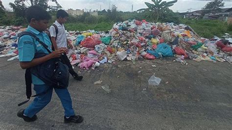FOTO Sampah Menumpuk Hingga Memakan Ruas Jalan Di Pekanbaru