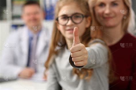 快乐的小女孩抱着泰迪熊