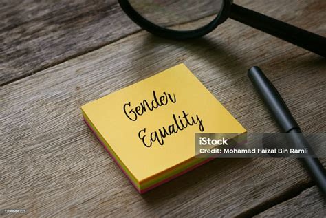 돋보기 펜과 나무 배경에 남녀 평등으로 작성 된 노란색 스티커 노트 0명에 대한 스톡 사진 및 기타 이미지 0명 개념