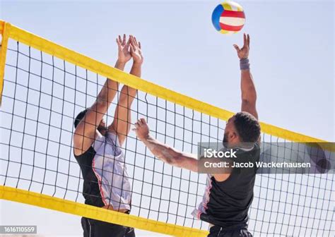 해변 배구 운동 스포츠 및 피트니스로 바다와 바다에서 경쟁하는 팀 여름 야외 및 훈련을 위해 노는 사람들 액션 게임 및 자연에서