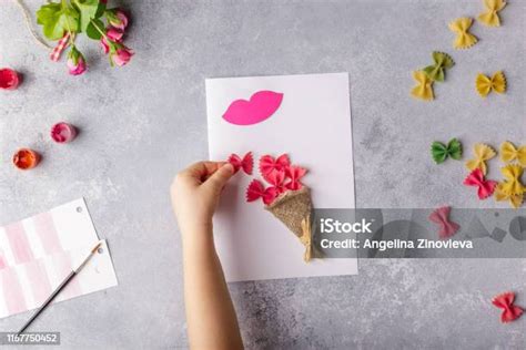 어머니의 날 8 3 월 또는 생일을위한 종이 공예품 착색 된 종이와 색깔의 파스타에서 꽃다발을하고있는 작은 아이 꽃 식물에 대한 스톡 사진 및 기타 이미지 Istock