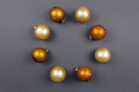 검은 색 배경에 크리스마스 공으로 만든 둥근 프레임 화환 플랫 누워 휴일 새해 및 축하 작곡 개념 맨 위 보기입니다 공간을 복사합니다 0명에 대한 스톡 사진 및 기타 이미지