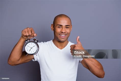 그 그 그의 사나이 대머리 머리 의아해 홀드 스틸 시계 조언 구매 구매자 신속 하 게 흰색 T셔츠 옷 옷 절연 회색 배경 입고