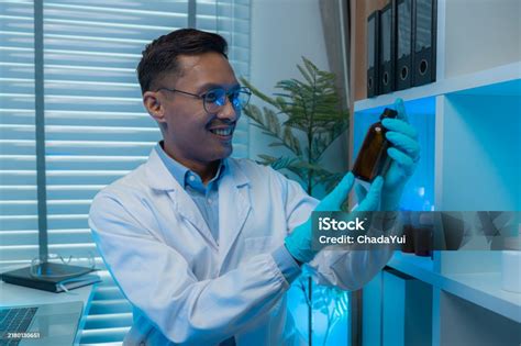 과학자는 실험실에서 행복하게 일하고 있으며 과학 연구원은 안티 바이러스 현미경 보고서 실험실 및 과학자 개념의 새로운 공식을 발견하는 프로젝트에 참여하고 있습니다 30 34