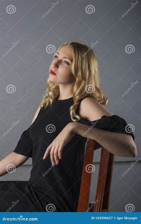 Hermosa Chica Vestida De Negro Imagen De Archivo Imagen De Femenino