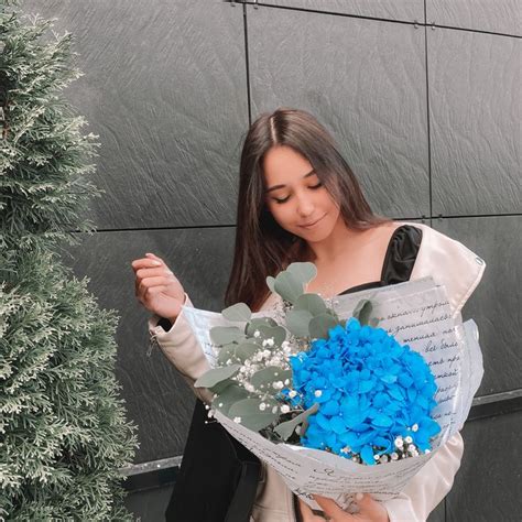 Девушка брюнетка букет с букетом