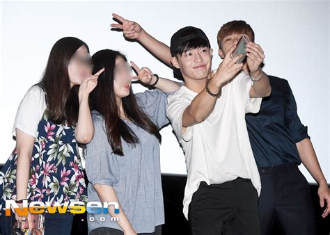 포토엔hd 女관객들과 셀카찍는 강하늘 박서준 나도 껴줘~