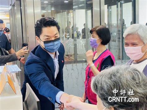 中评镜头：女童打针大哭 蒋万安一抱就停了