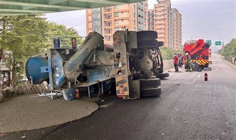 北市重大車禍！水泥車翻覆撞斷高架橋護欄石塊砸2車 駕駛受困昏迷