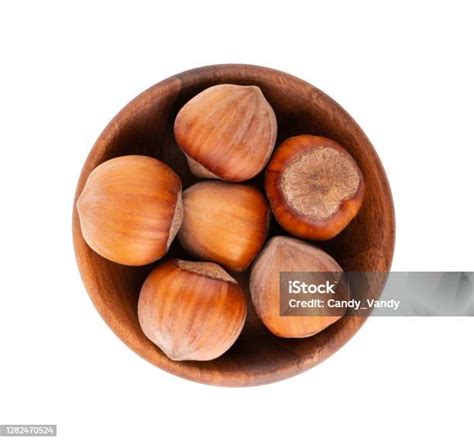 나무 그릇에 헤이즐넛 흰색 배경에 고립 너트 매크로 클리핑 경로 맨 위 보기입니다 0명에 대한 스톡 사진 및 기타 이미지 0명 갈색 개체 그룹 Istock