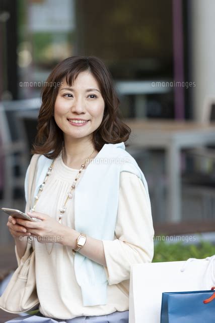 スマートフォンを持つ女性の写真素材 Fyi04637366 ストックフォトの Qlean Market
