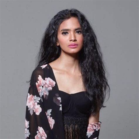 Roselyn Roselyndiandra On Threads