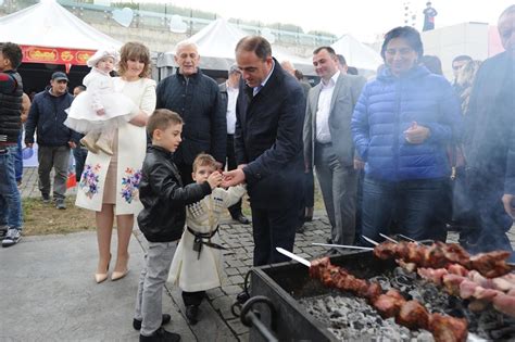 ნარმანიას მეუღლის ჩაცმულობა თბილისობაზე და დიზაინერის პირველი კომენტარი 4 ფოტო