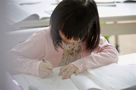 集中专心的抄写学习补习班高清图片下载 正版图片502066002 摄图网