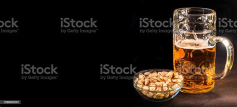 전통적인 10 월 축제 바이에른 맥주와 배너 큰 1 리터 머그잔 반 젖은 벽과 피스타치오 독일 텍스트 복사 공간이검은 배경에