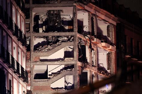La Demolición Controlada De Las Plantas Superiores Del Edificio