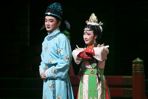 袁雪芬演唱的越剧名段雪芬演唱的老越剧越剧名段20首雪芬大山谷图库