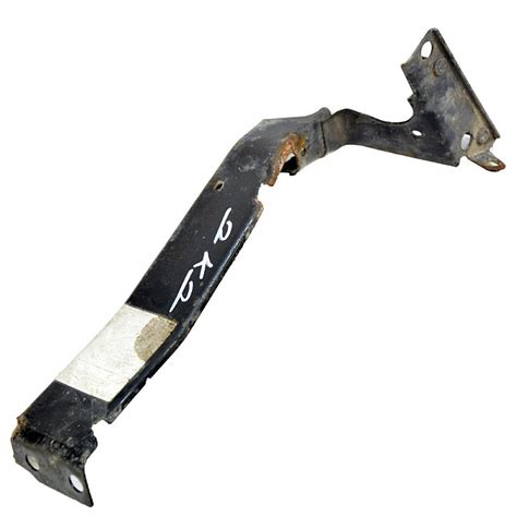 Държач десен калник AUDI A4 (B8) 2008-2015 с OEM номер 8K0821136B на ...