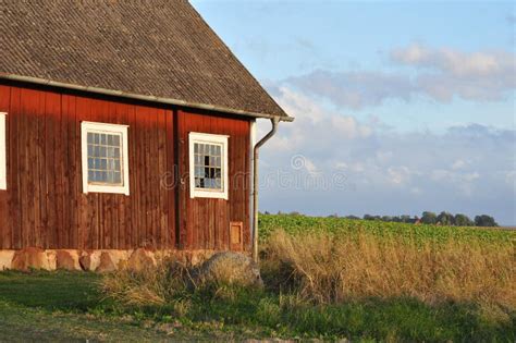 Красный амбар стоковое изображение. изображение насчитывающей солнечно ...