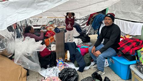 Migrants Sleeping Outside Chicago Police Stations Brace For Winter