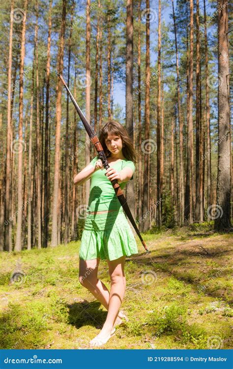 Chica Arquera En El Bosque Foto De Archivo Imagen De Apuntar