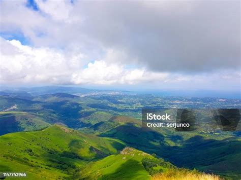 대서양 피레네 산맥의 라 룬 산 꼭대기 스페인과 프랑스 사이의 국경 구름과 맑은 날 당신은 상부 초원과 바위를 볼 수 있습니다 걷기에 대한 스톡 사진 및 기타 이미지