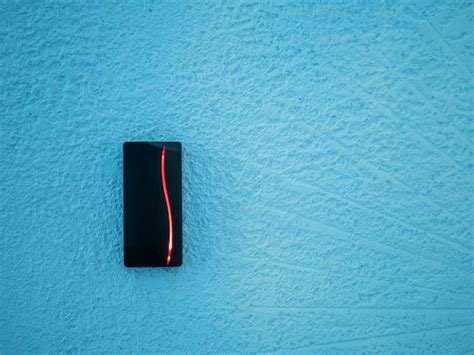 Lector Rfid Por Parte De Los Empleados De La Puerta De La Oficina Solo