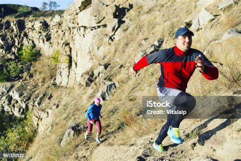 트레일 여름 야외에서 화산 바위 자연 풍경에 산 경로에 경주 커플 주자를 실행 울트라 실행 레이스 실행입니다 달리기에 대한 스톡 사진 및 기타 이미지 Istock