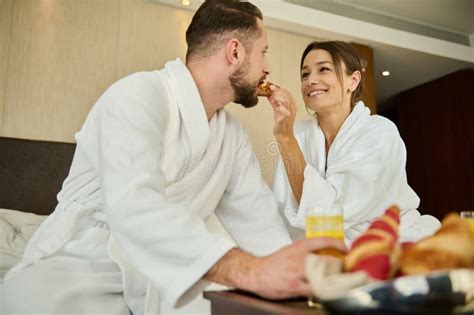Feliz Pareja Casada Reci N Casada Sentada En La Cama Despu S De Despertarse Y Disfrutar Del