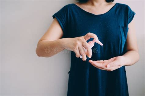 Lave As Mãos Com álcool Ou Sabão Gel Para Matar Bactérias Para Prevenir