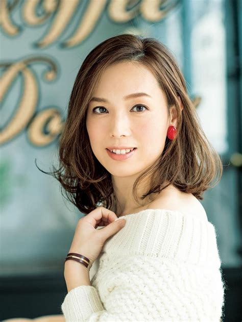 【40代の毎日ヘアスタイル】小顔に見える耳掛けミディアムで顔の歪みを矯正 ヘアスタイリング ヘアスタイル ヘアカット
