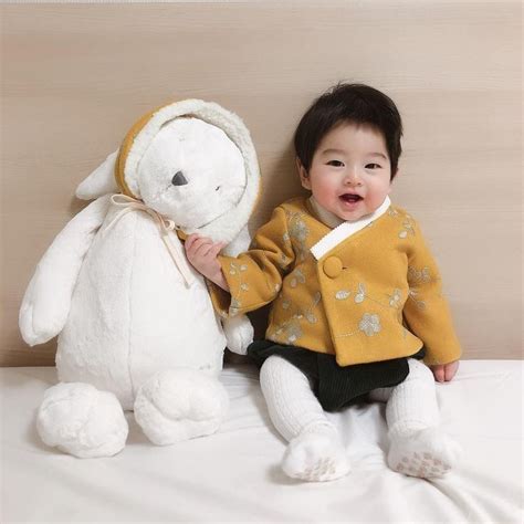 밍구와 나s Instagram Profile Post “ 설맞이 우빈이 한복 준비🌝 소재도 고급지고 디자인도 이쁜게 넘 많아 고르기 쉽지않았다😖 롬퍼는 일상복으로도