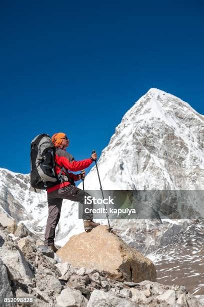 에베레스트 베이스 캠프에 방법에 Pumori 산 Khumbu 계곡에 접근 하는 Trekker 네팔에 대한 스톡 사진 및 기타