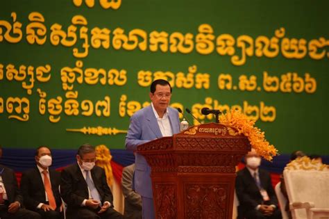 សម្តេចតេជោ ហ៊ុន សែន ស្នើដល់អ្នកចូលរួមពិធីចែកសញ្ញាបត្រទាំងអស់ ស្មិងស្មាធិ៍គោរពវិញ្ញាណក្ខន្ធកុមារ