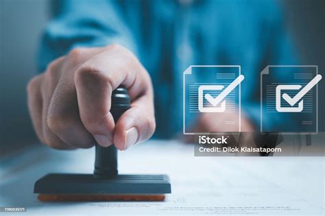 문서 승인 및 프로젝트 통과 개념을 위한 올바른 기호 표시 기호 및 전자 문서 아이콘이 있는 종이에 고무 스탬핑을 사용하는 사업가 감시에 대한 스톡 사진 및 기타 이미지