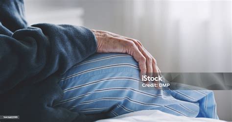 정신 건강 우울증 및 불안이 있는 요양원 집 및 병원의 환자 손 및 노인 여성 지역 지원 클리닉에서 치매 은퇴 노인을위한 줌 스트레스 및 장애 노인에 대한 스톡 사진 및