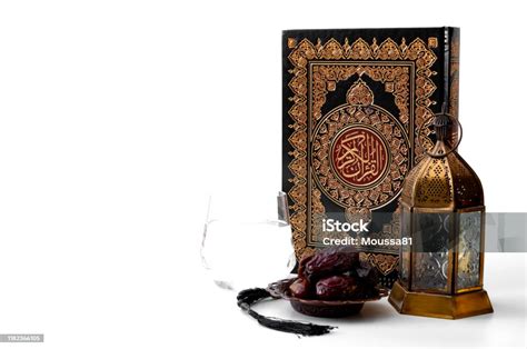 이슬람 종교 전통 라마단의 거룩한 달 이슬람과 이프타르 개념 테마 날짜 기도 구슬 물 한 잔 꾸란과 복사 공간 흰색 배경에 아랍어 랜턴 0명에 대한 스톡 사진 및 기타