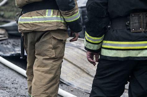 화재 및 연기 사건에서 불타는 건물에서 일하는 소방관 구조 구조에 대한 스톡 사진 및 기타 이미지 구조 긴급 개념 러시아