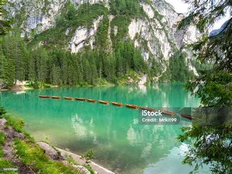 이탈리아의 유명한 브레이스 레이크의 놀라운 전망 나무로 만든 전형적인 노젓는 보트 알프스 호수 사진작가를 위한 상징적인 위치